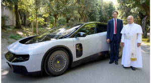 Compañía italiana de autos presenta el Ferrari Luce al Papa León XIV y ...