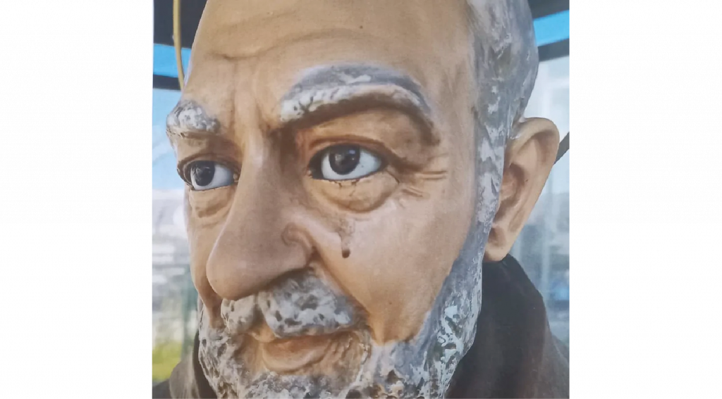 Estatua del padre Pío que llora sangre y apariciones marianas en ...