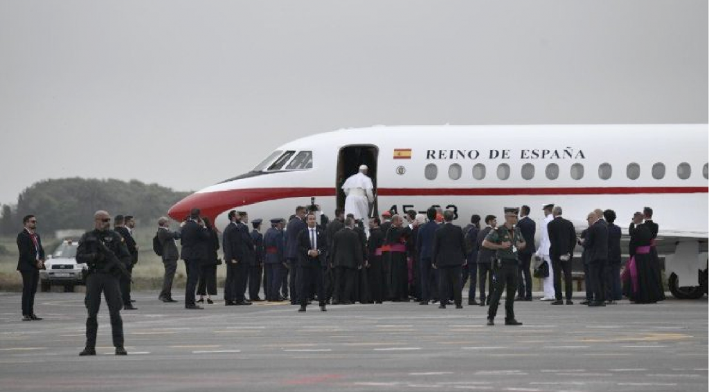 León XIV viaja en avión personal del rey de España a Roma tras avería ...